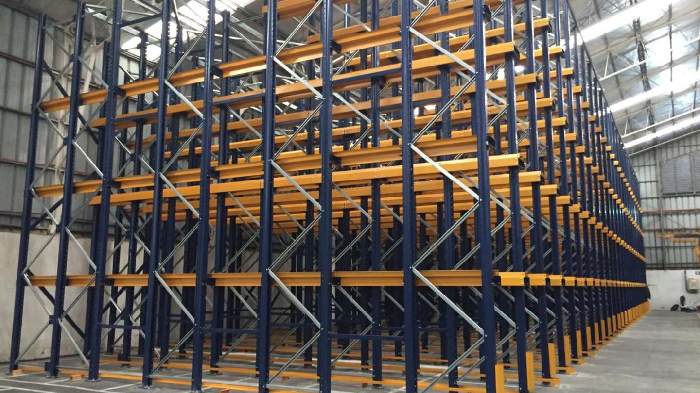 Racks Drive In – Racks Latinos